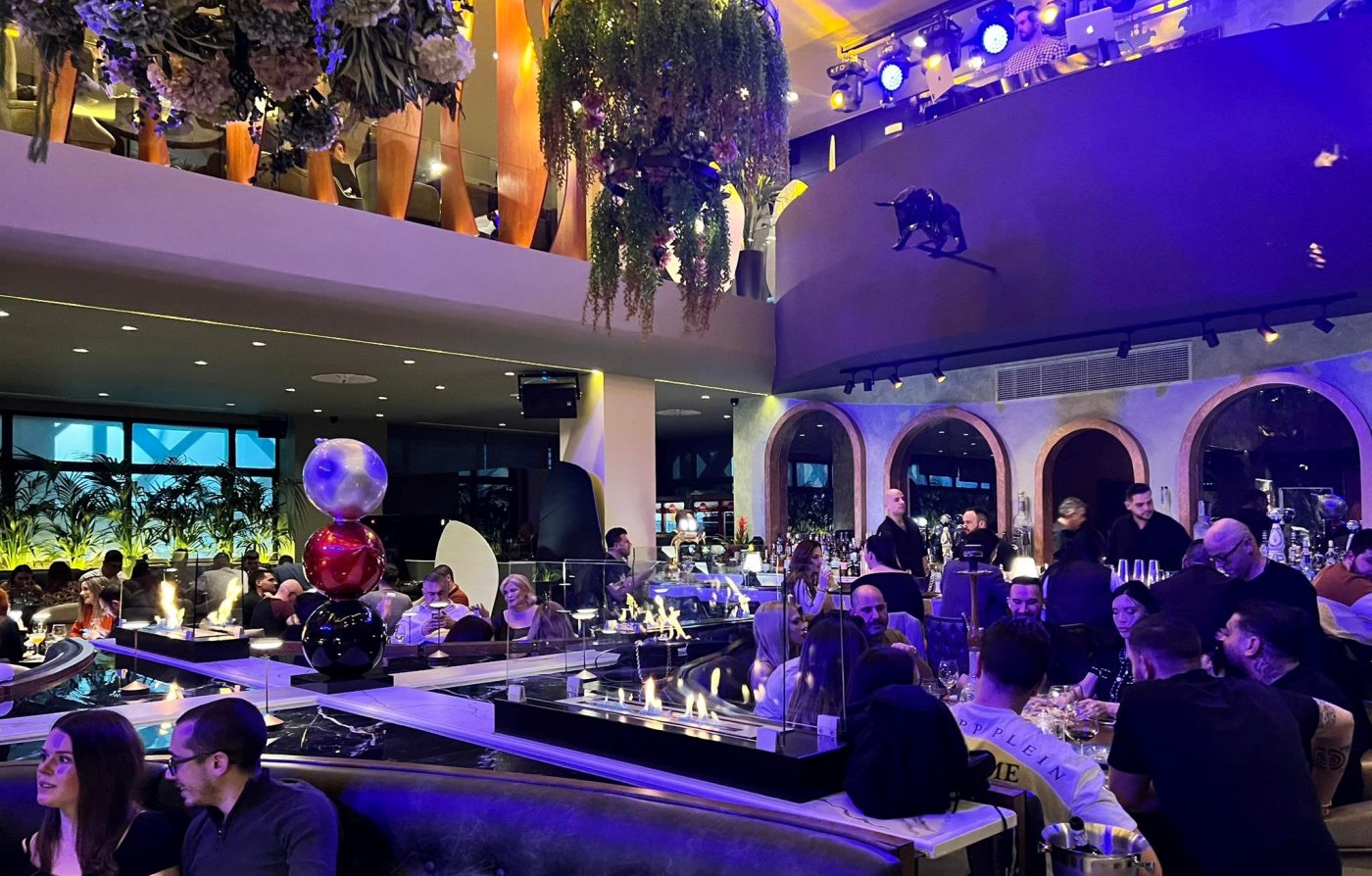 Στα Καλά Καθούμενα: φιλόδοξη, μαξιμαλιστική άφιξη στην Αθήνα από ...